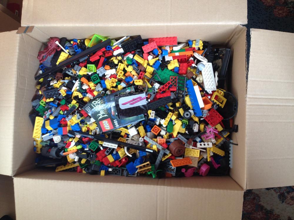 Eine große Karton voller Lego-Teile - 880233