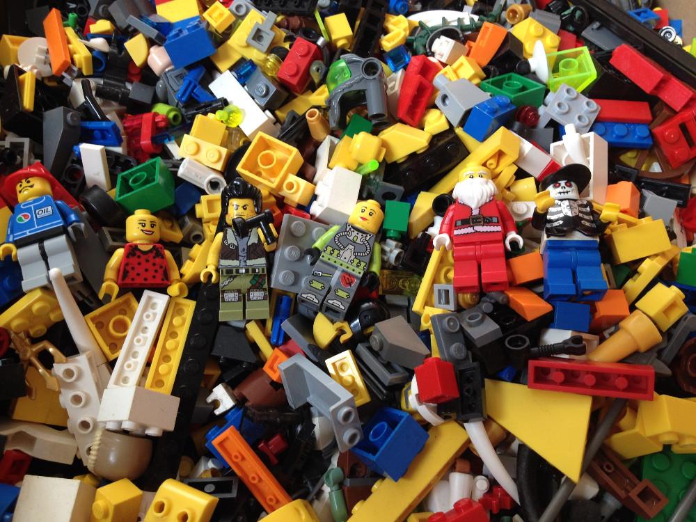 Eine große Karton voller Lego-Teile - 880233